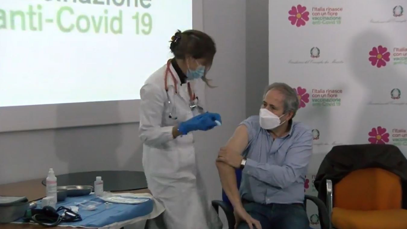 Coronavirus, Crisanti si vaccina in diretta: «Mai stato contro ... Coronavirus, Crisanti si vaccina in diretta: «Mai stato contro ...