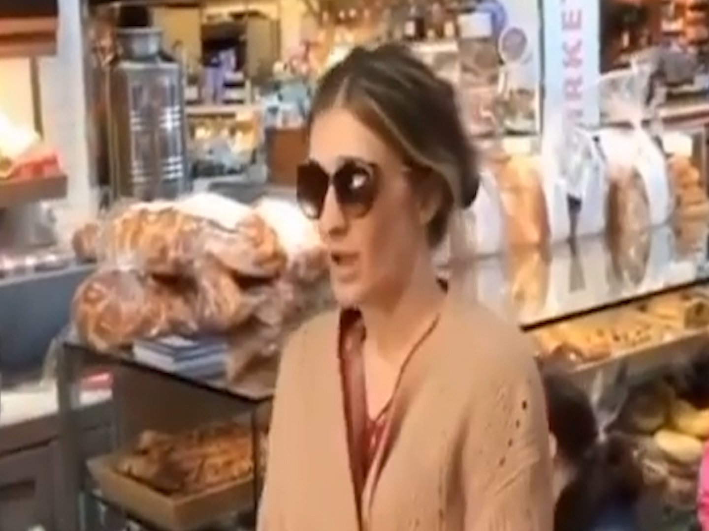 Usa, offese razziste a una lavoratrice al mercato di New York ...