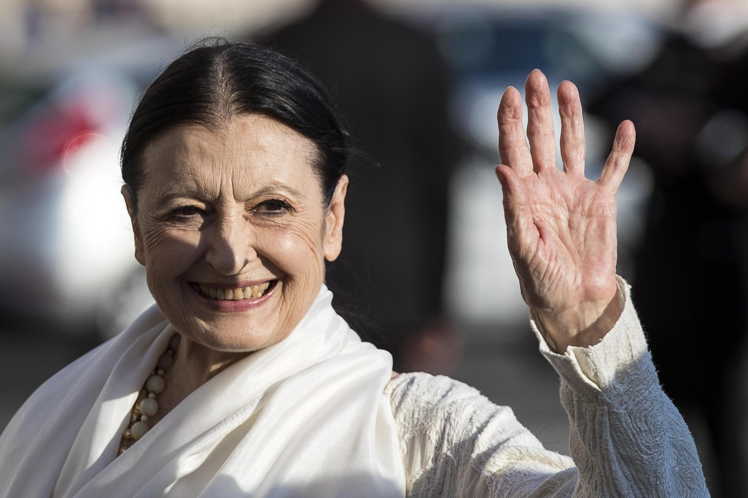 Addio a Carla Fracci, maestra per i giovani: «Aiutiamoli perché hanno ...