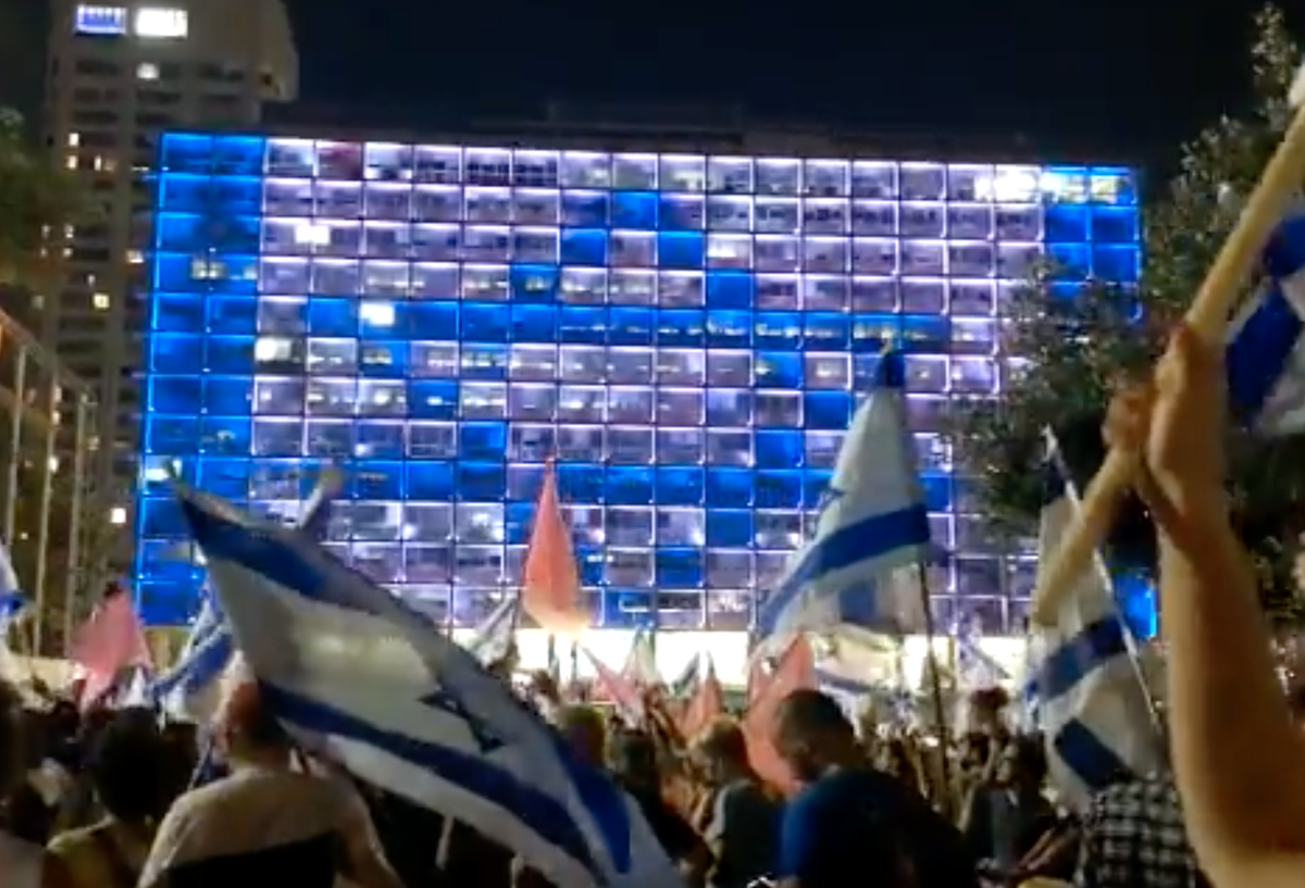 «Balleremo tutta la notte»: migliaia di persone in piazza a Tel Aviv ...