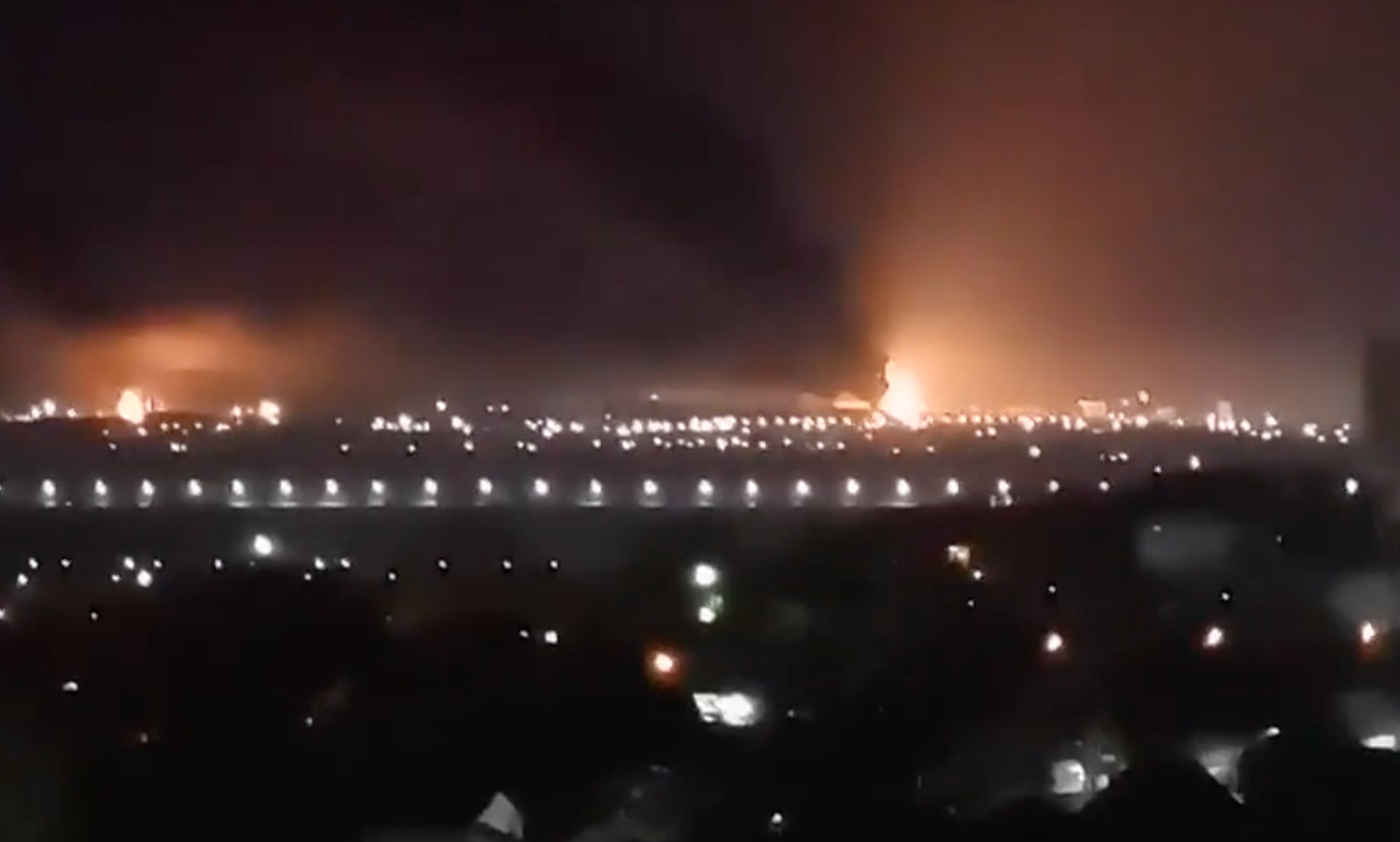 Incendio in un deposito di petrolio a Bryansk, in territorio russo. I ...