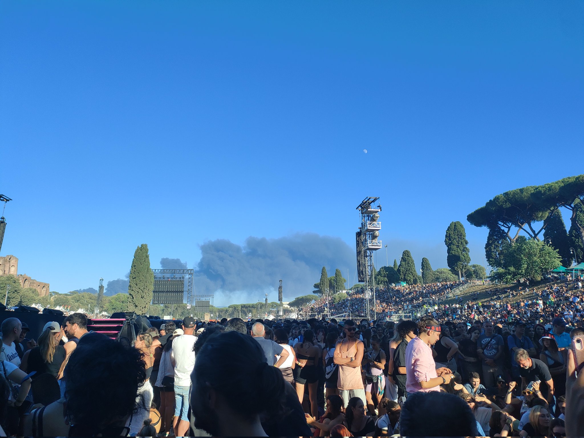 Concerto dei Maneskin a Roma, il maxi incendio visto dal Circo Massimo ...