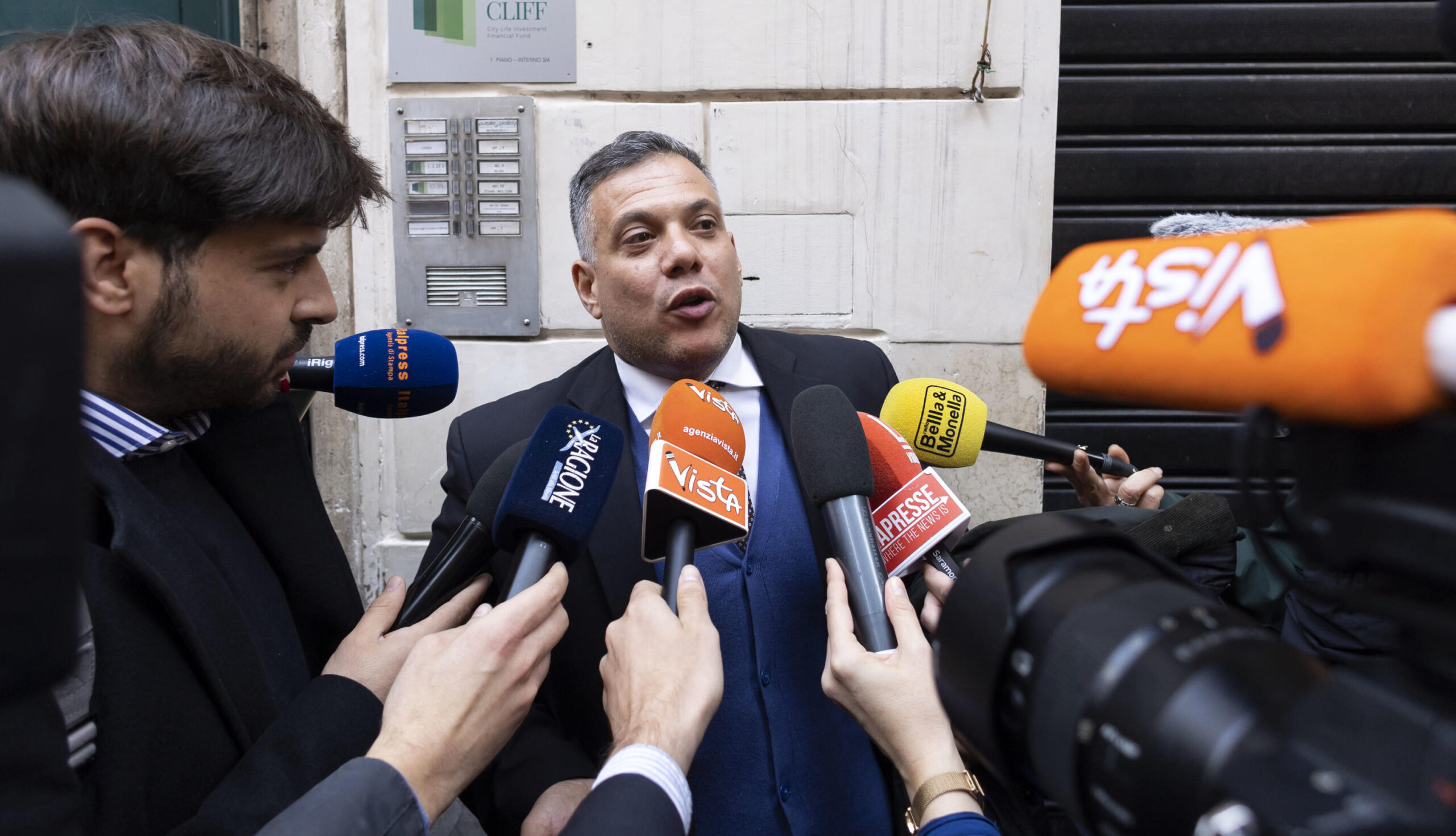 Castellino bloccato ai varchi della Camera. Taormina protesta ...