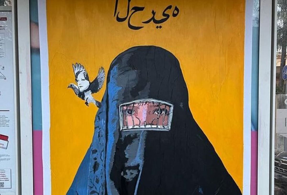 Roma, davanti all'ambasciata iraniana appare un poster con una donna ...