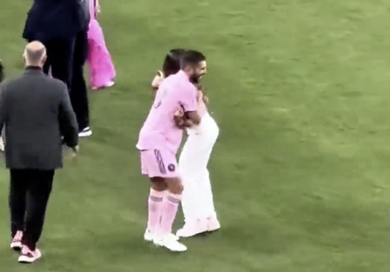 La moglie di Leo Messi scende in campo per abbracciare il marito, ma ... La moglie di Leo Messi scende in campo per abbracciare il marito, ma ...
