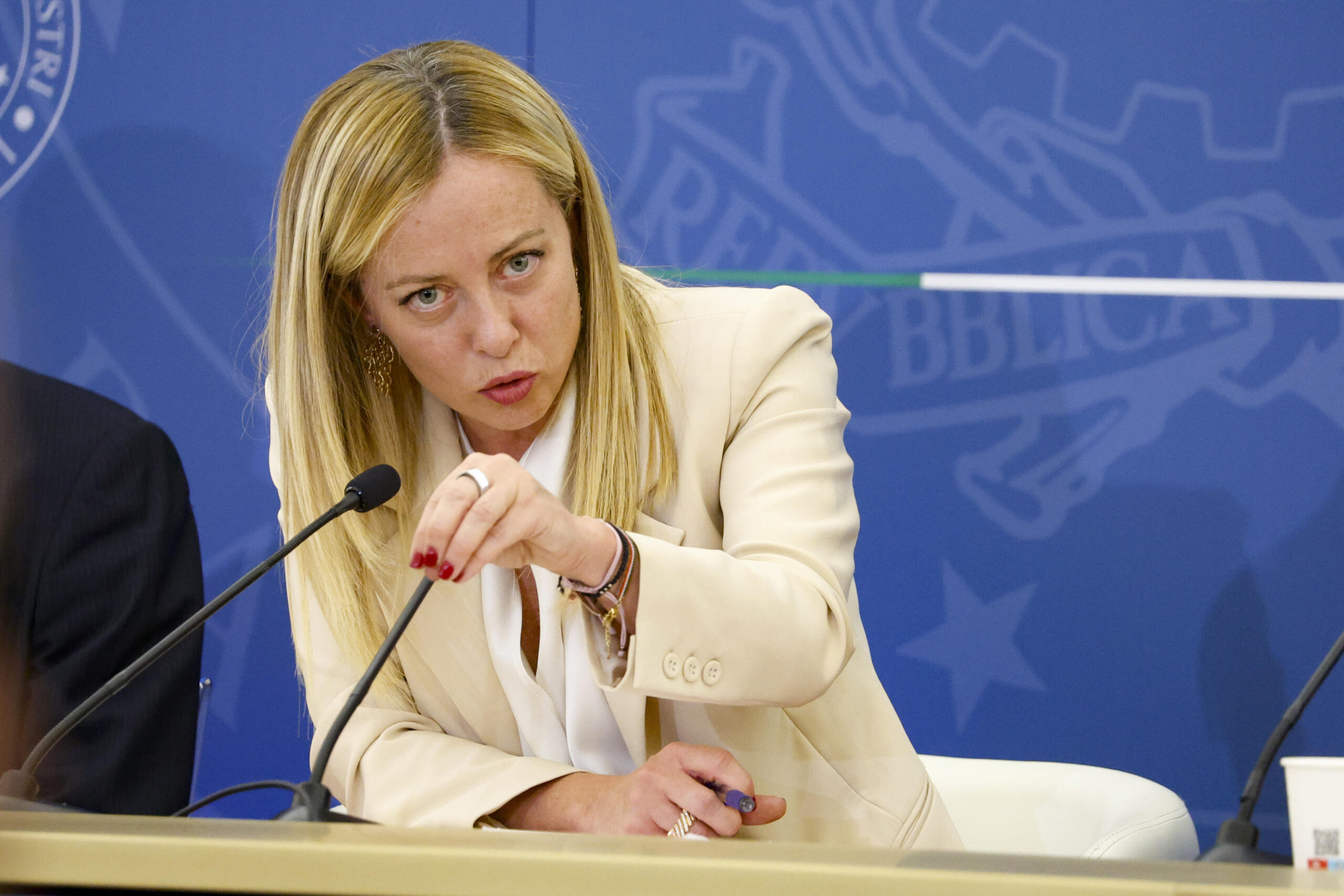 Meloni difende il compagno Giambruno: «Ha solo detto "occhi aperti e ...