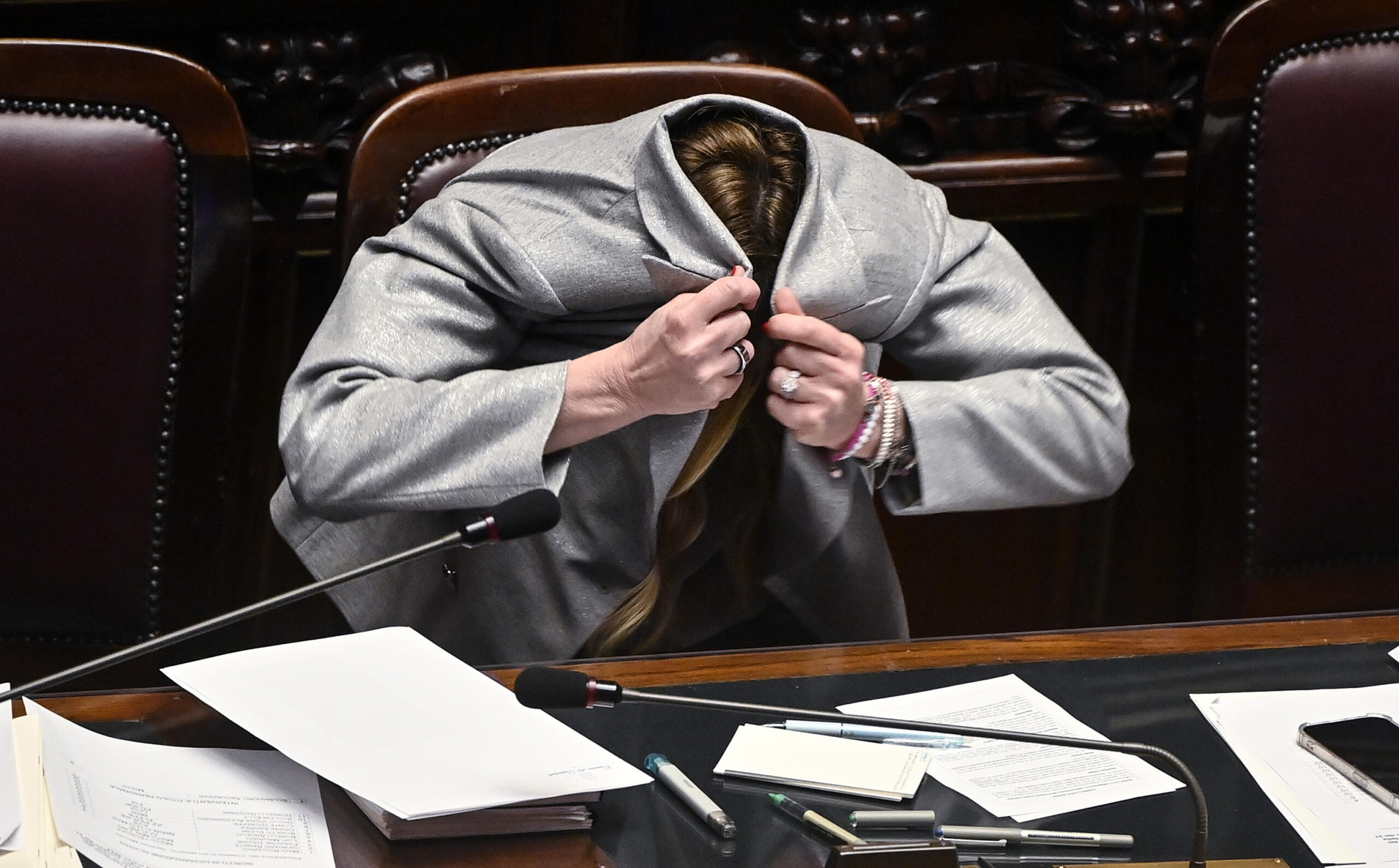 Meloni e la gag della giacca. Bonelli: «Non mi guardi con quello ...