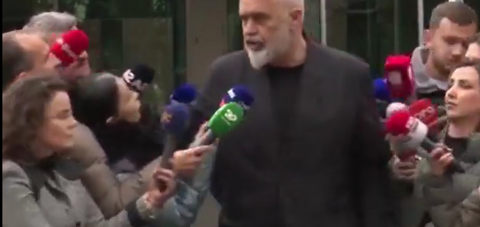 Edi Rama mette le mani in faccia alla giornalista che fa una domanda ...
