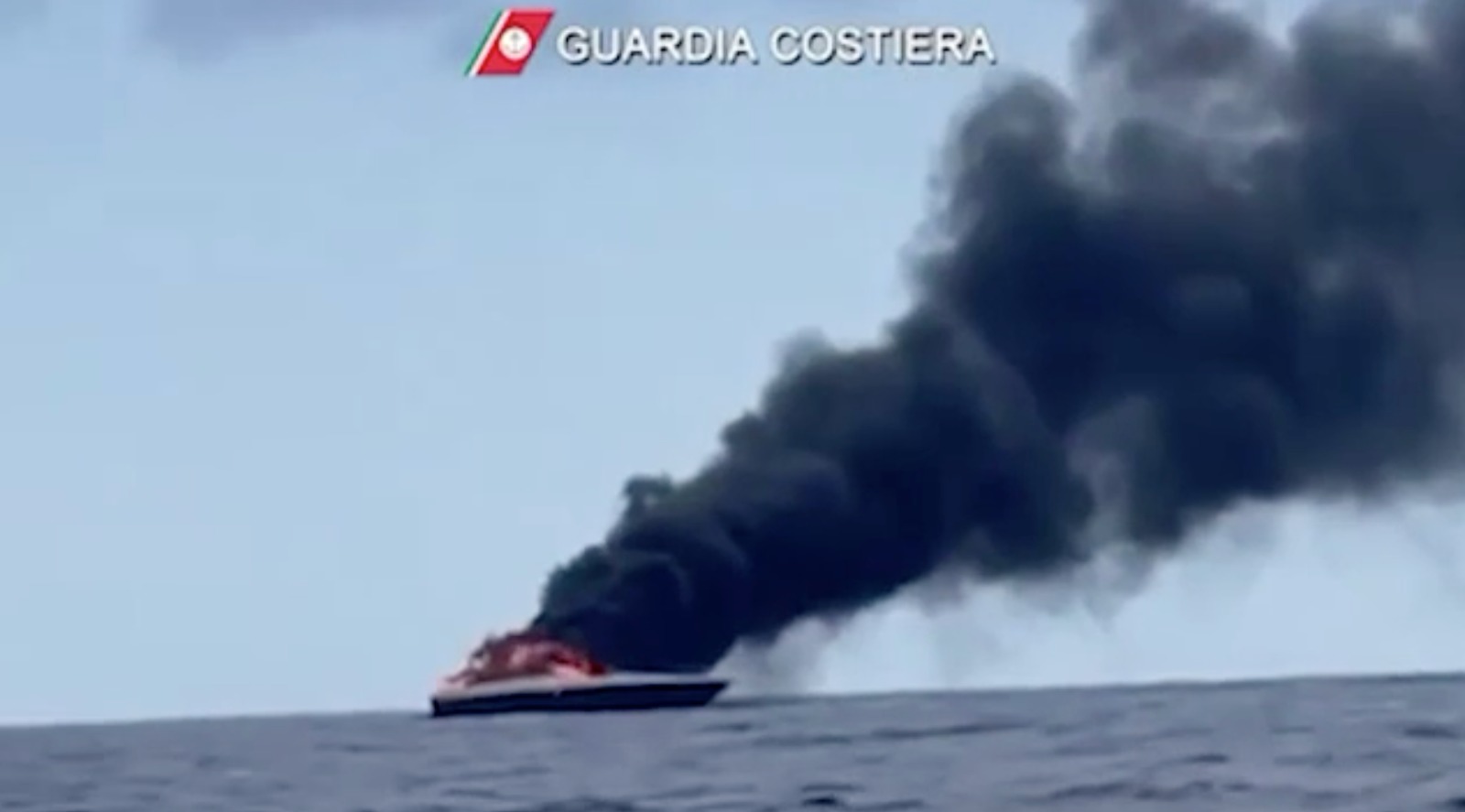 A fuoco lo yacht di Stefania Craxi e del marito, l'incendio al largo ...