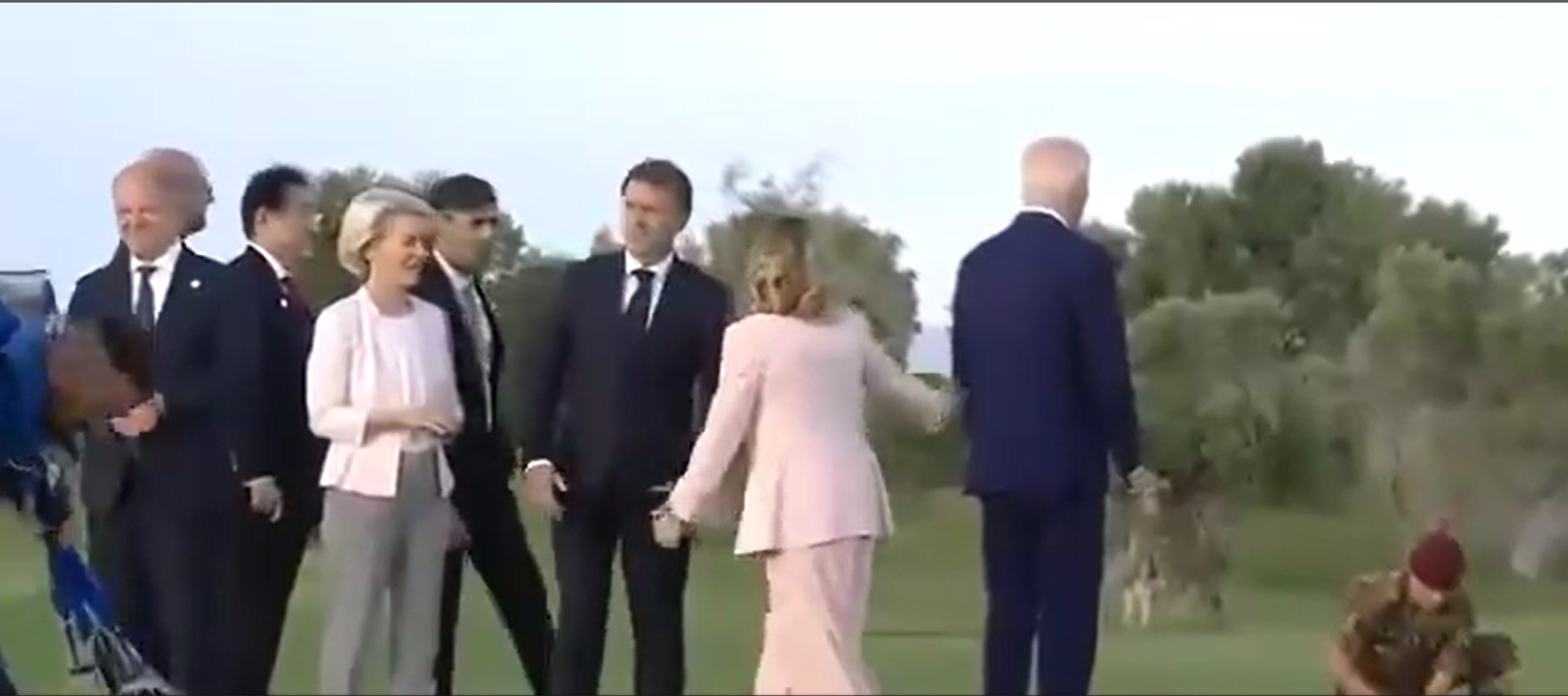 G7, i leader seguono l’atterraggio dei paracadutisti ma Biden si ...