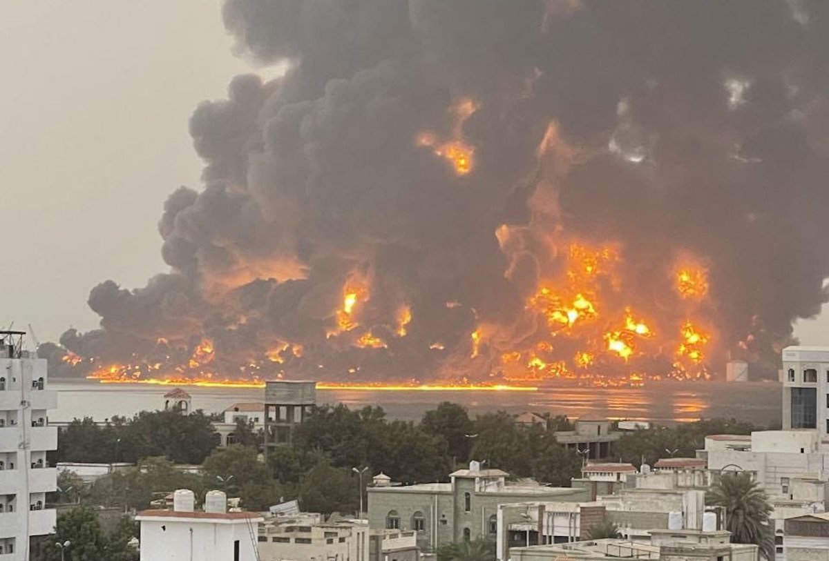 Raid di Israele in Yemen, in fumo le raffinerie di Hodeida: «È la ...