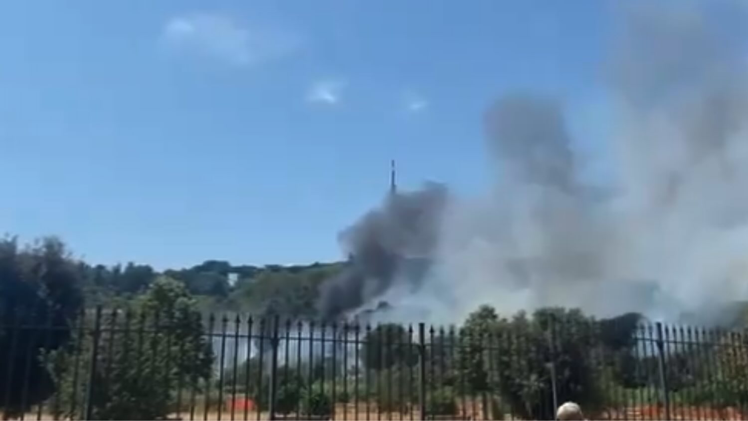Incendio a Monte Mario a Roma, fiamme vicino al Tribunale e alla sede ...