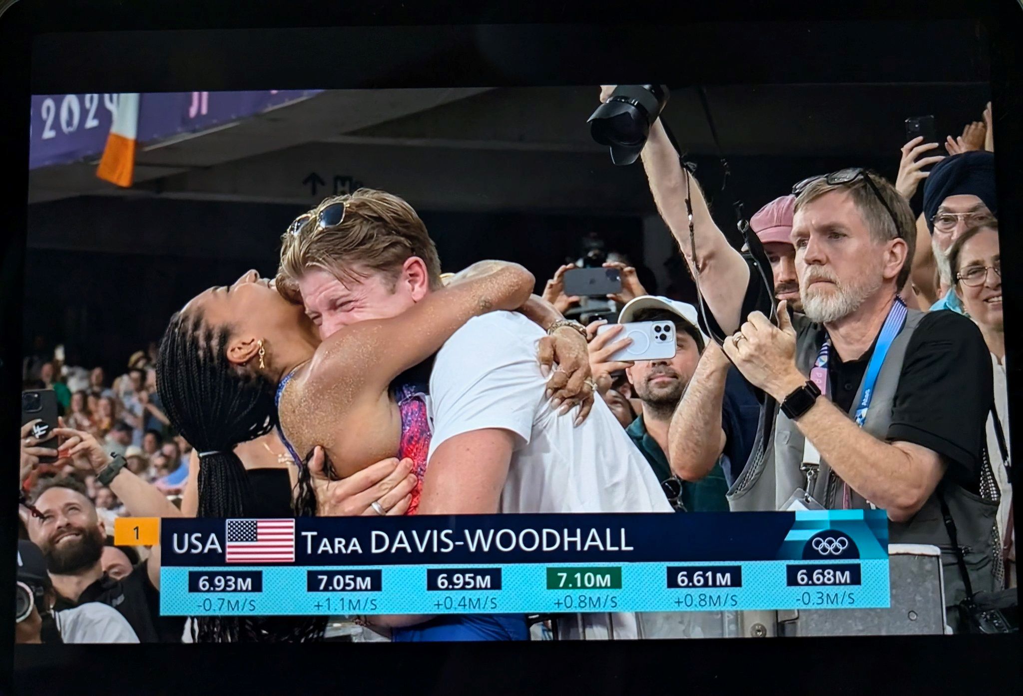 Olimpiadi di Parigi: l'abbraccio della medaglia oro Tara Davis al ...