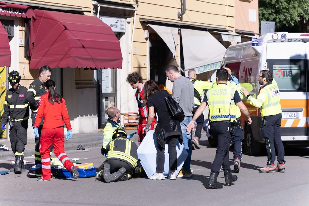 Modena, la folle corsa dell'auto contro i passanti e la fuga disperata ...